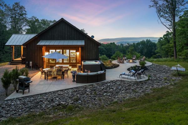 Secluded Beauty With Hot Tub & Views - New York