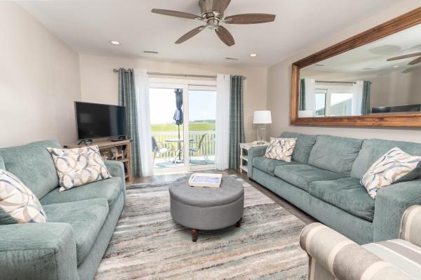 Newly Listed Immaculate Condo - Distant Ocean Views - Pool And Beach Access - Hunting Island State Park, St Helena Island