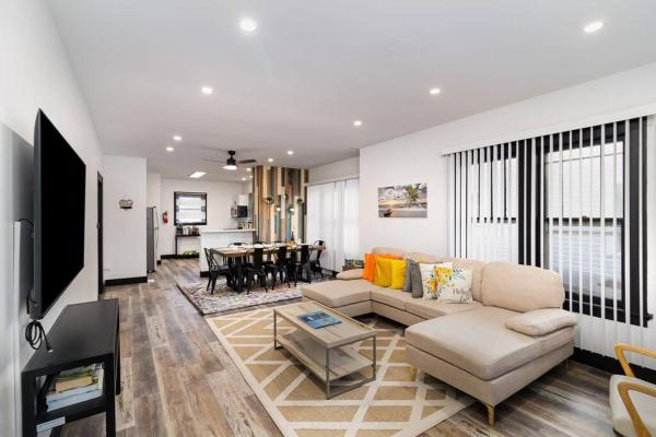 Sand & Sun Retreat,2 Living Rooms, Kids Play Area - Michigan City, IN