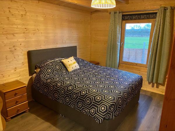 Inviting 2-bedroom Cabin In Ashton Under Hill - Cotswolds