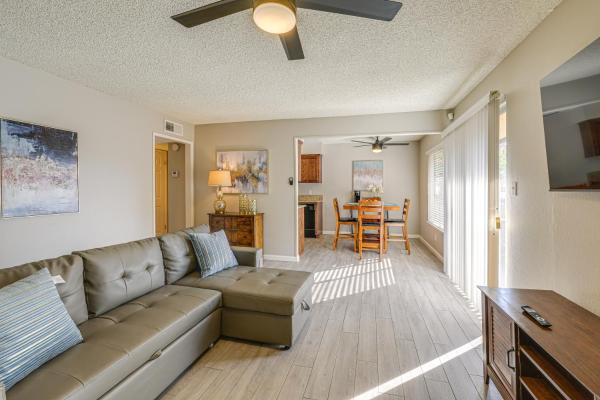 Cozy Fresno Condo With Balcony And Pool Access - Fresno, CA