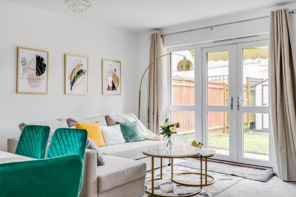 Modern Living 3 Bedroom Villa Luton Car Parking Close To Town Centre Airport Birdwatching Walk Paths - Hertfordshire