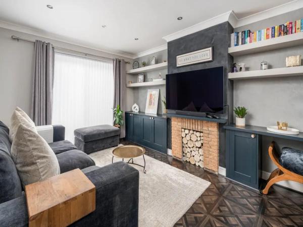 Pass The Keys Stylish Modern 3 Bed House With Parking - Watford