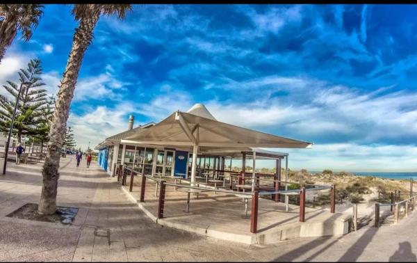 Spacious Self Contained Unit - Short Walk To Grange Jetty - South Australia