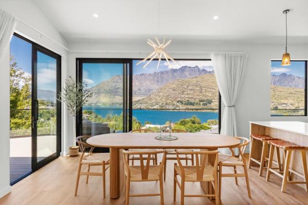 Contemporary & Plush - 4 Bedroom House - Queenstown