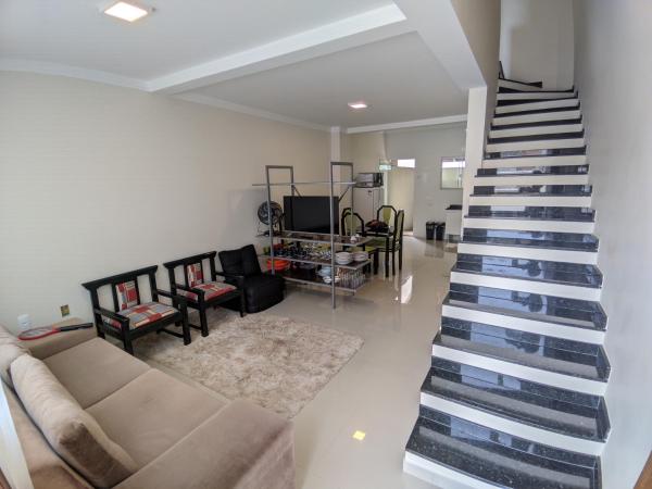 Sobrado Aconchegante 2 Suítes, 2 Vagas Garagem, 3 Banheiros - Itapema