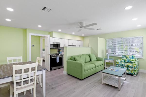 Charming Suite With Balcony And Bikes At Historic Sandpiper Inn - Sanibel Beach, Sanibel