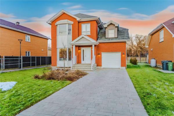 Spacious Home! 5 King Beds, 1 Queen, Modern Luxury, Free Parking - Pointe-Claire