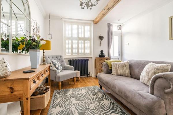 Bijou Cottage - Deal