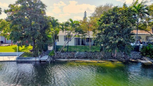 Hallandale Collection - Renovated Professional Design & Lake View - Hallandale Beach, FL