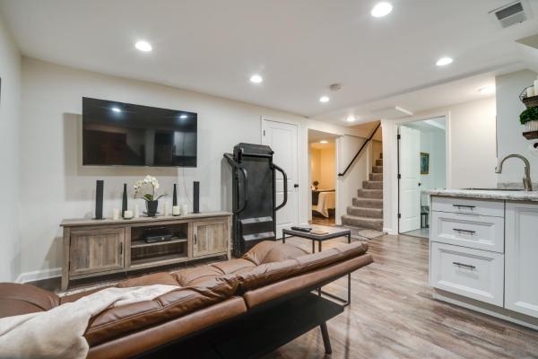 Chic Minneapolis Apt - 6 Blocks To Lake Nokomis! - Edina, MN