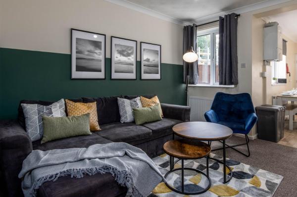 4 Bed House With Driveway Parking - Lyndhurst
