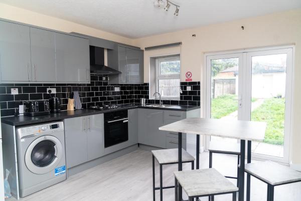 Beautiful 4 Single Bedroom House - Dagenham