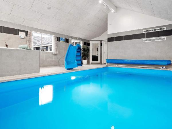 24 Person Holiday Home In Hasselberg - Ostsee