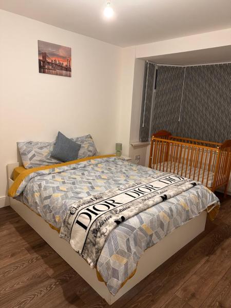 Lovely Hillingdon Family Holiday Home - 6 Bedrooms - Watford