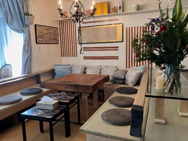 囲炉裏風広々モダンリビングと1ベッドルーム家族で泊まれる都会のロングステイ向きルームにサービスパーキング付き新着情報バスルームとトイレ改装 - Naha