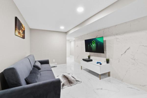 Lux White Marble Retreat Near Nyc - Bayonne, NJ