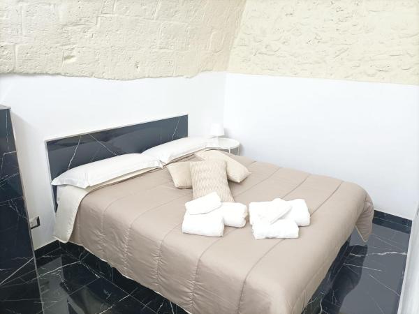 Newhouse Rooms Black & White - Giovinazzo