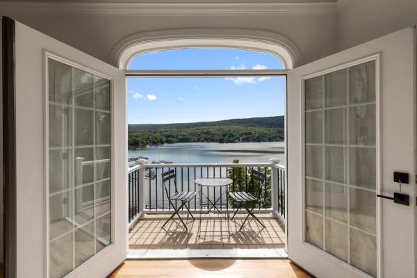 Lakeview Villa With Private Hot Tub, Firepit & Spacious Decks With Breathtaking Cliff Views - Mahwah, NJ