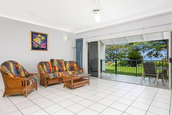 Absolute Beachfront Apartment - Trinity Beach