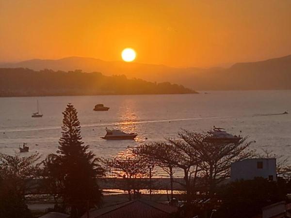 Casa A 100m Da Praia, Com Um Pôr Do Sol Lindo De Jurerê! - Florianópolis