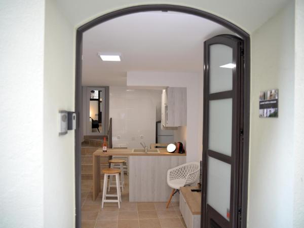 Casa Con Encanto En El Centro De Peralada: 6 Personas, Wifi, Smart Tv, A/c - Es-228-172 - Figueres