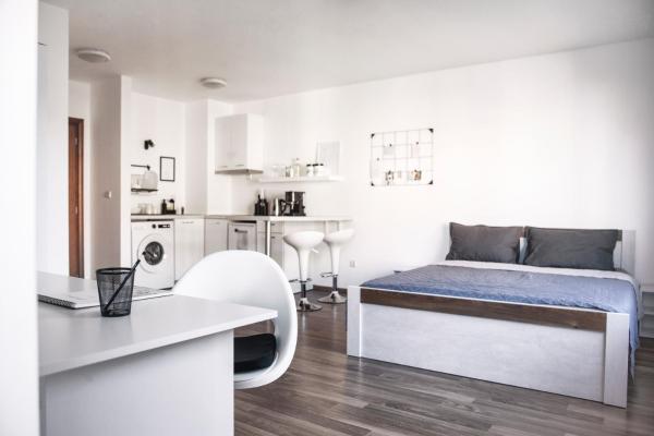 White СOzy Studio A Next To The Gondola - 班斯科