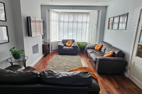 Cozy & Elegant 4 Bedroom Home Near Wembley - 賓福特