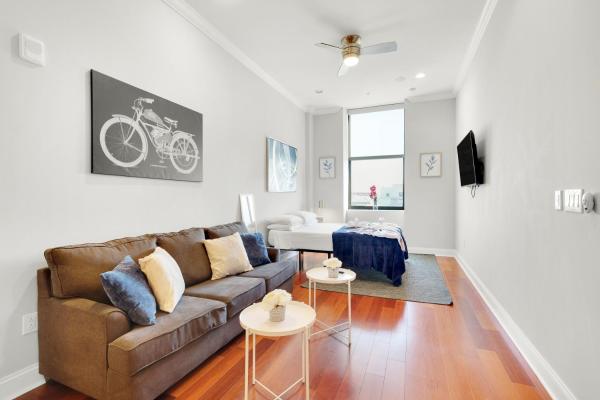 Stylish Studio W Rooftop Pool - Camden, NJ