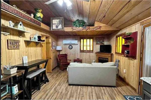 Cozy Cabin Walking Distance To Parkway!