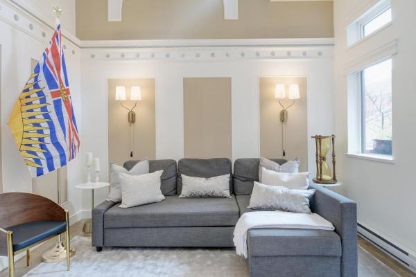 Victoria's Parliamentary Suite With Private Rooftop Patio & Harbour View - Victoria