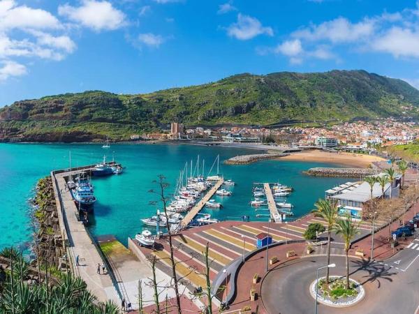 Machico Center W/ Terrace 5 Min Beach - Madère