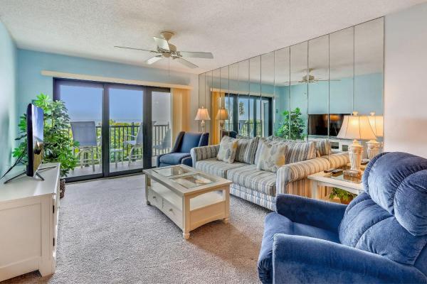 Land's End 202 Building 9 Beachfront Condo W| Balcony, Close To Pool! - Treasure Island, FL