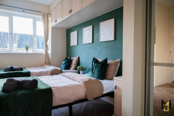 'Nomadic Nest' 2-bed Executive Coach House + Free Parking! - Berkshire