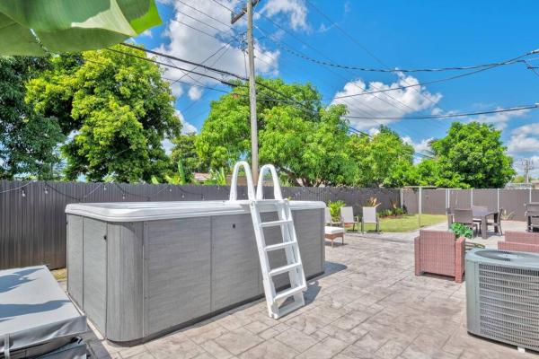 Luxurious 5 Bedrooms Jacuzzipool - Pembroke Pines, FL