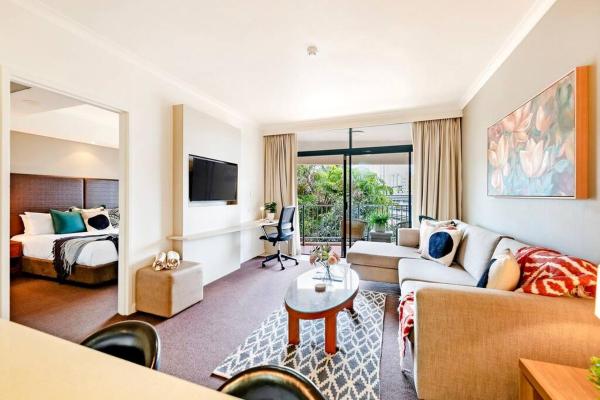 Poolside Resort Living On Esplanade With Balcony - Darwin