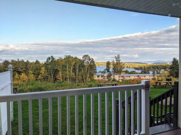 Cute Lower Level Cedar Lodge Room With Balcony & Lake Views! - Laconia, NH