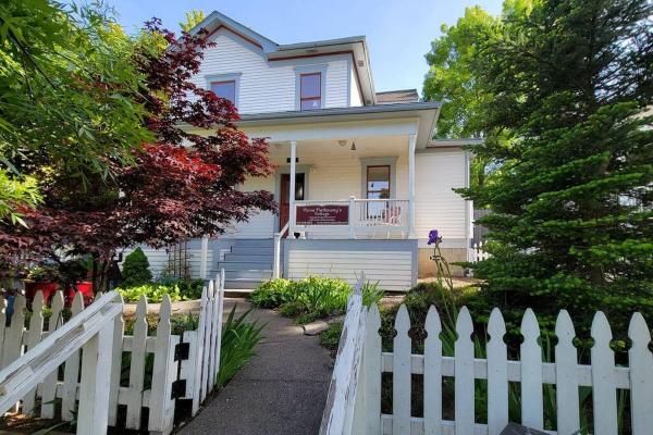 Bluemoon Vacation Rentals - Anne Hathaway House - Ashland, OR