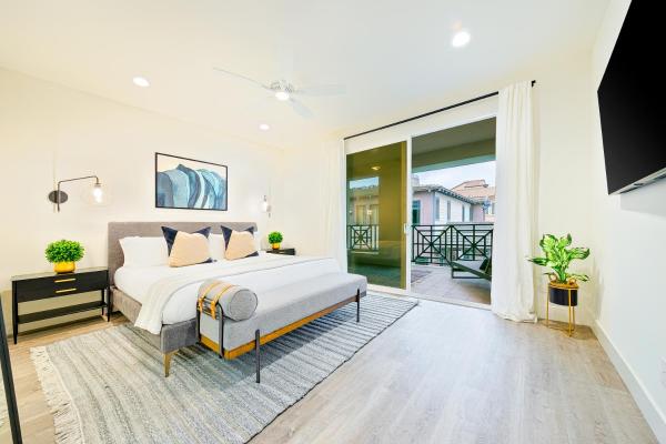 Modern 4br - Private Balcony - Garage Parking - Carlsbad, CA
