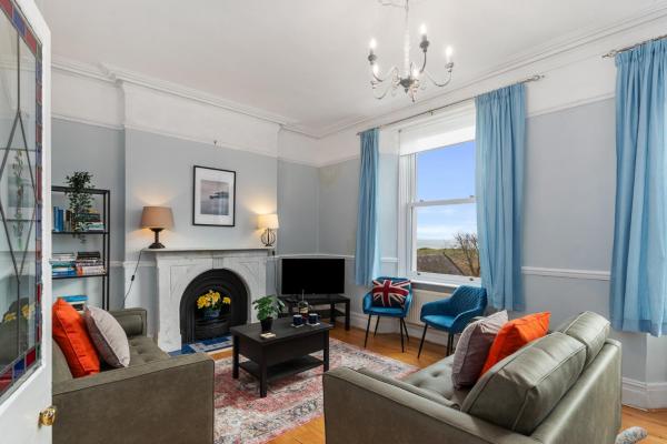 Penalun House - Beautiful Sea Views - 텐비