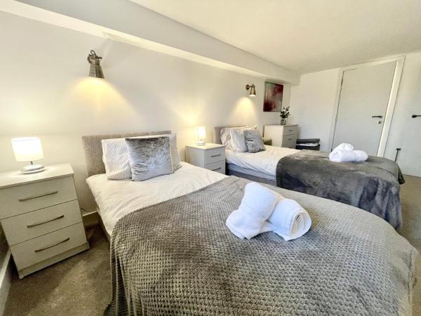 Fantastic Convenient 2 Bedroom 2 Bathroom Perfect For Stansted Airport, 2 Minute Walk To Bishops Stortford Train Station! - London Stansted Airport (STN)