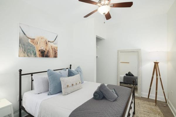 Stroll To Main St: 2br On The Park - Media, PA