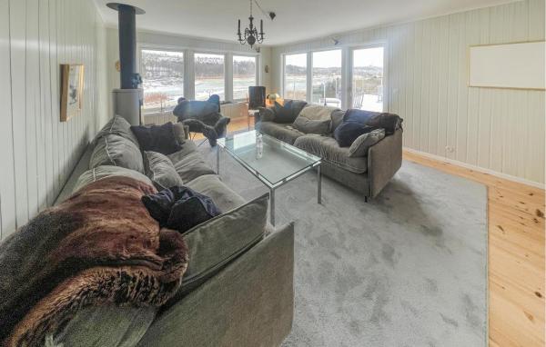 Cozy Home In Fjällbacka With Kitchen - Sweden