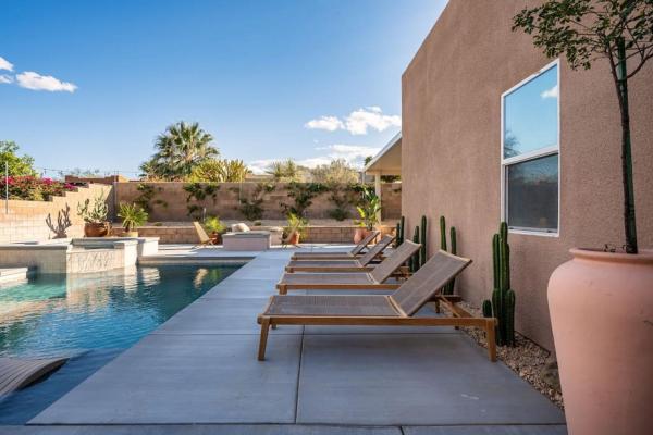 Pueblo Viejo Desert Minimalist Pool Home - Palm Desert