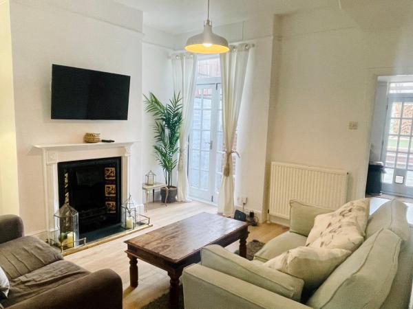 Newly Refurbished City Centre House With Parking - St James Park