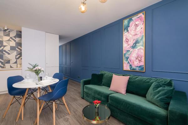Blue And Green Apartment With Bright Pink Bedroom In Kraków By Noclegi Renters - Kraków