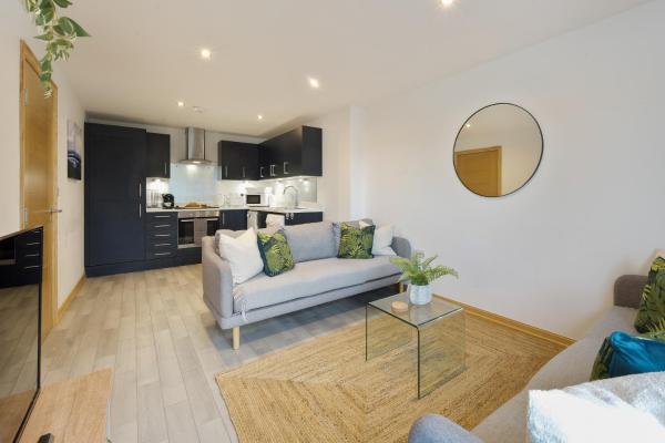 Large, Newly Renovated, Three Bedroom Town Centre Split Level Apartment With Free Parking, Sleeps Seven - Walking Distance To Beach - ボーンマス