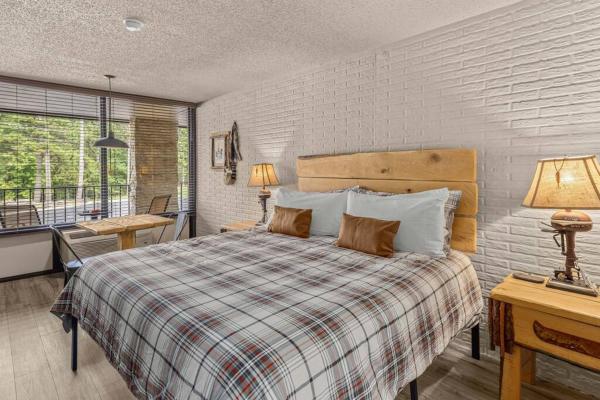 Stonegate Lodge King Bed, Wifi, 50in Roku Tv, Salt Water Pool Room #308 - Eureka Springs, AR