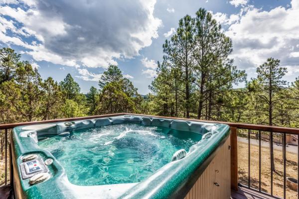 Big Rock Chalet: Gorgeous Views, Great Location, 4 Bedrooms, And A Hot Tub! - Ruidoso, NM
