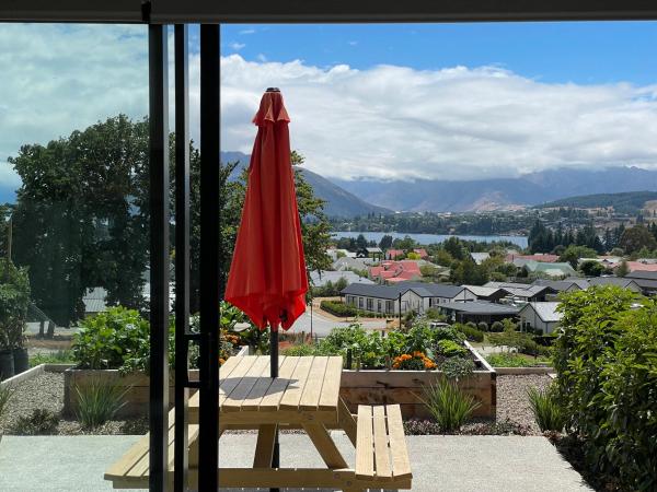 Lake Views - New Apartment With Room To Relax - Wanaka
